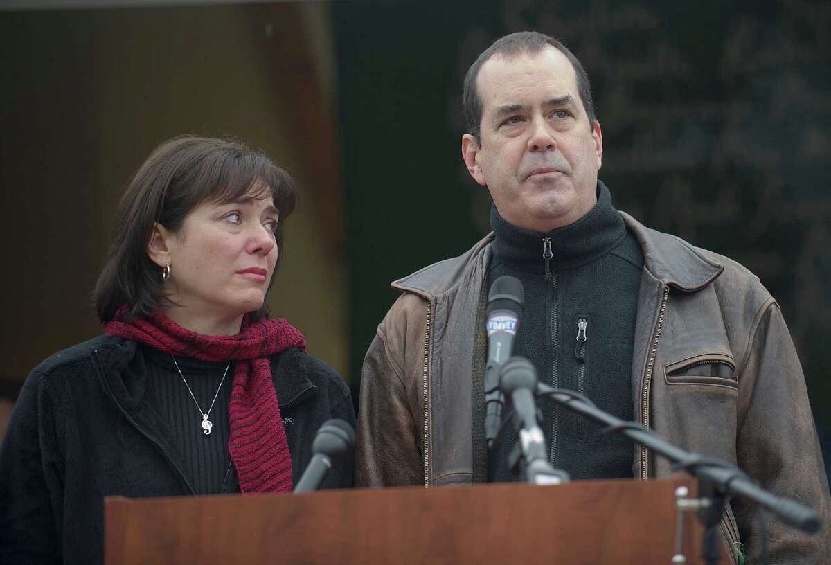 Sandy Hook families to light candles privately on eve of 12/14