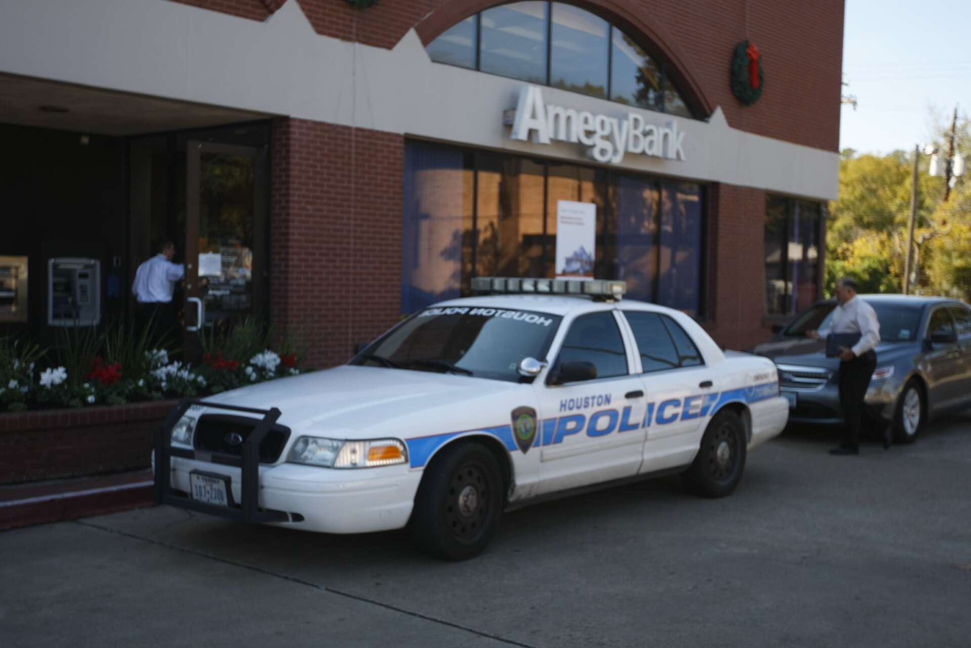 Armed bank robbery suspect arrested near Houston school