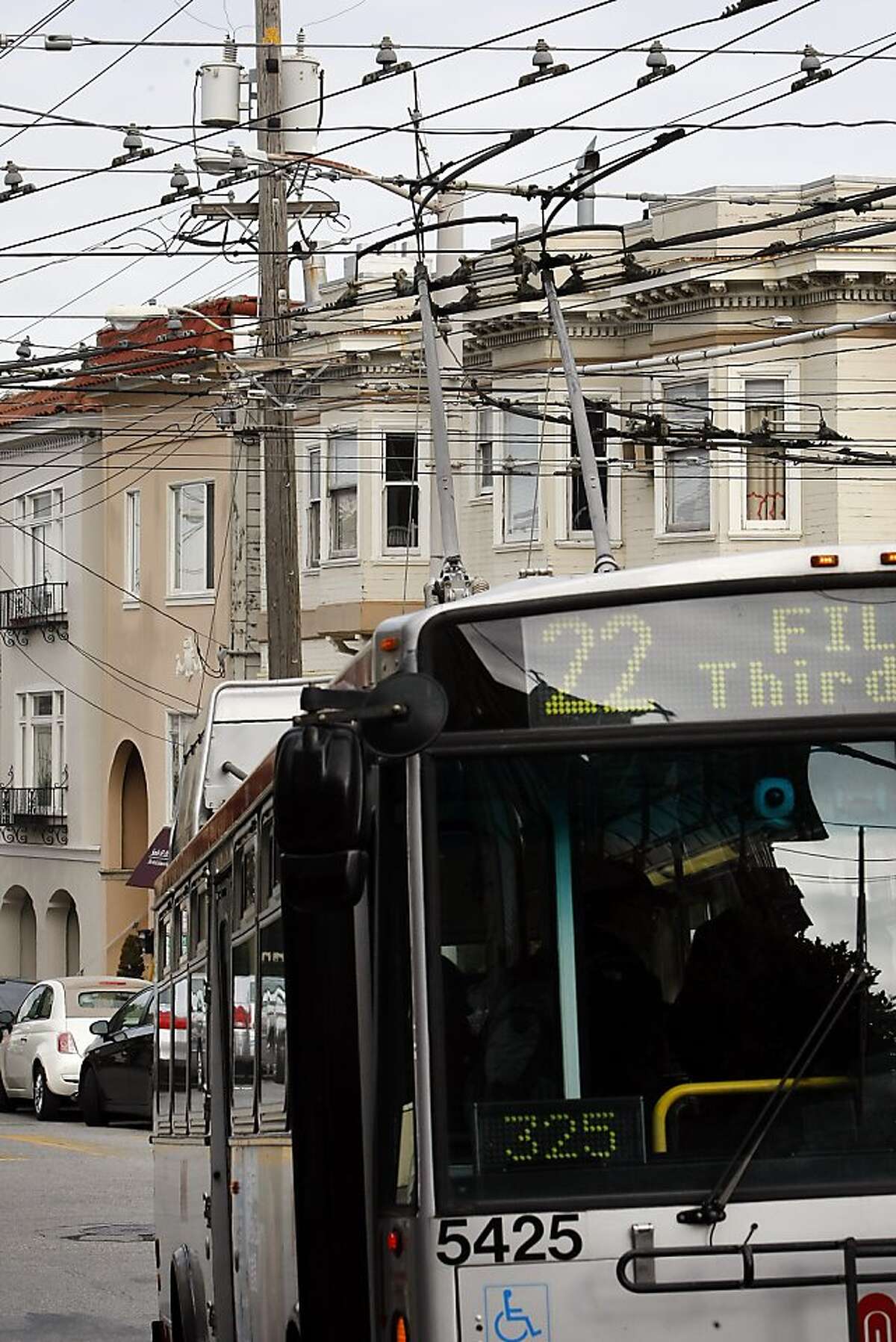 Muni trolley wire 'visual pollution' electrifies debate