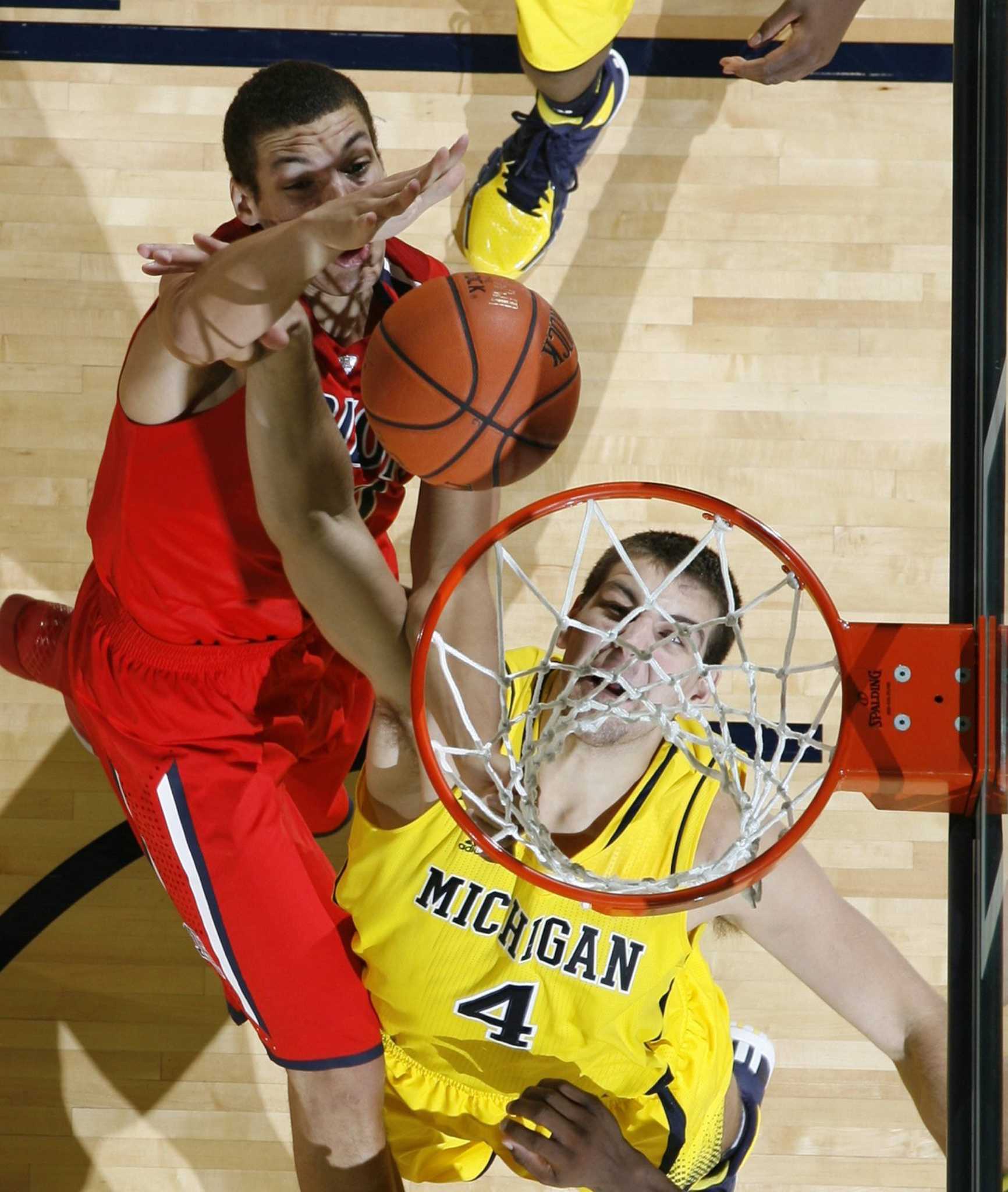 Texas rolls past Texas St.