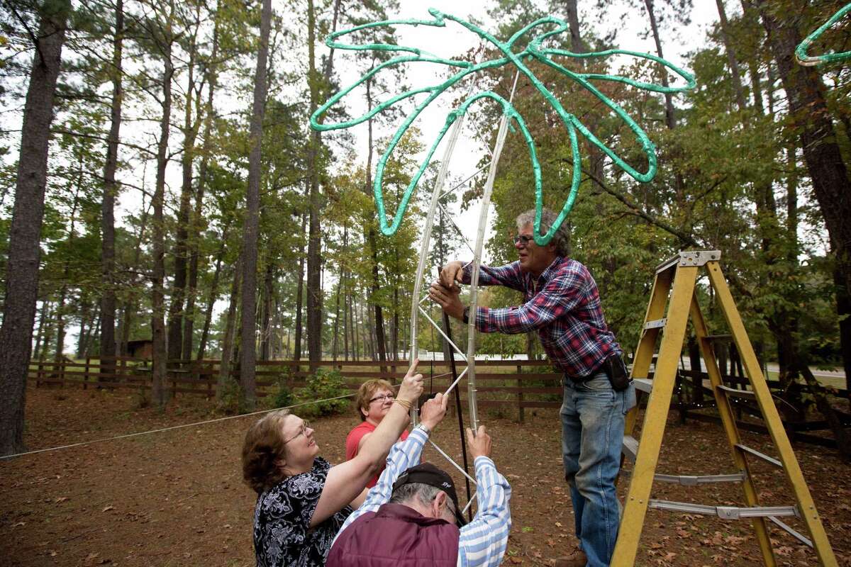 Cleveland couple gives back with huge light display