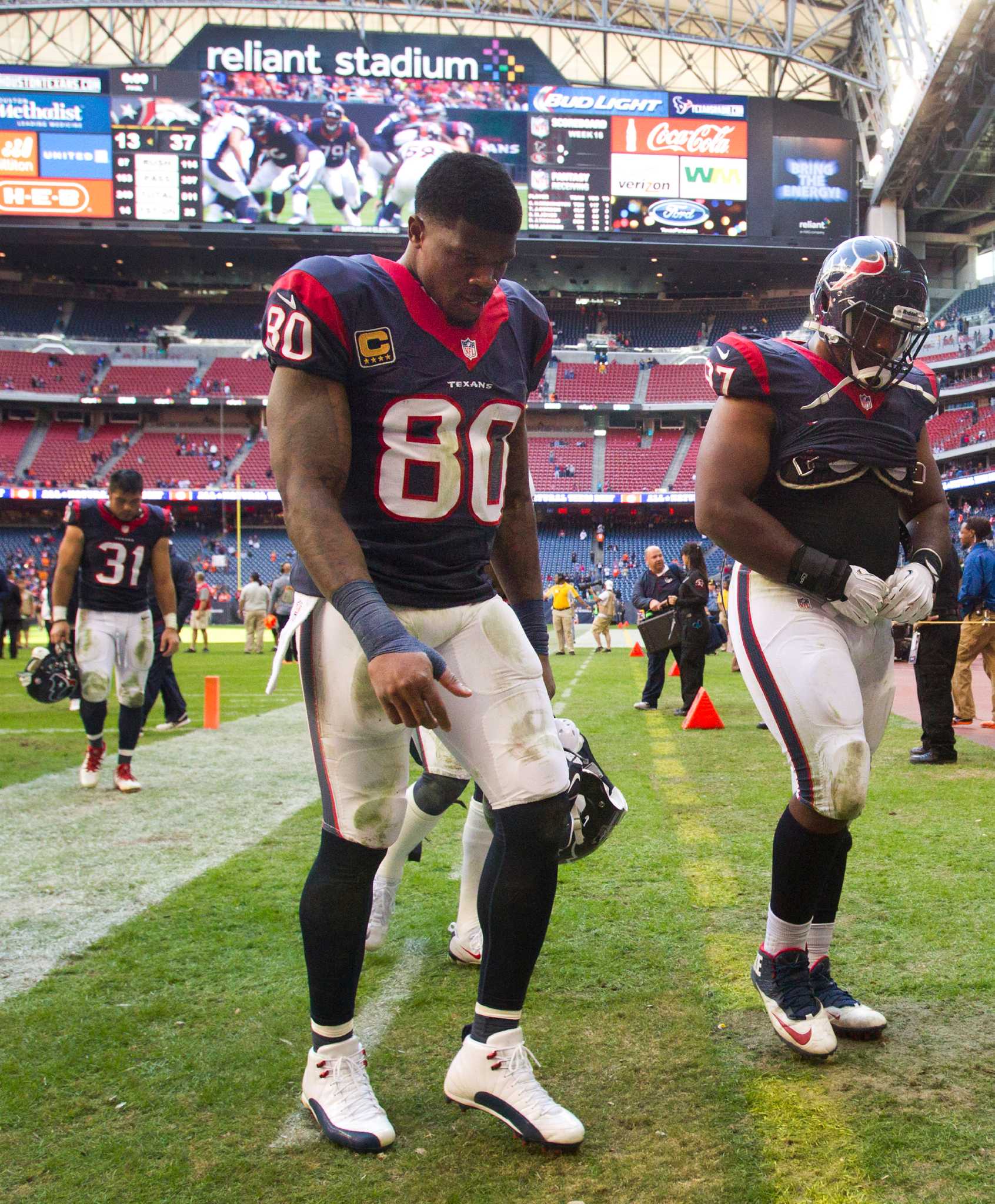 Texans fans suffer through final home game