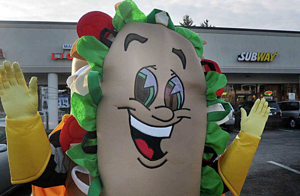 Sub as hero: Sandwich guy helps get kids off bus stranded on RR tracks