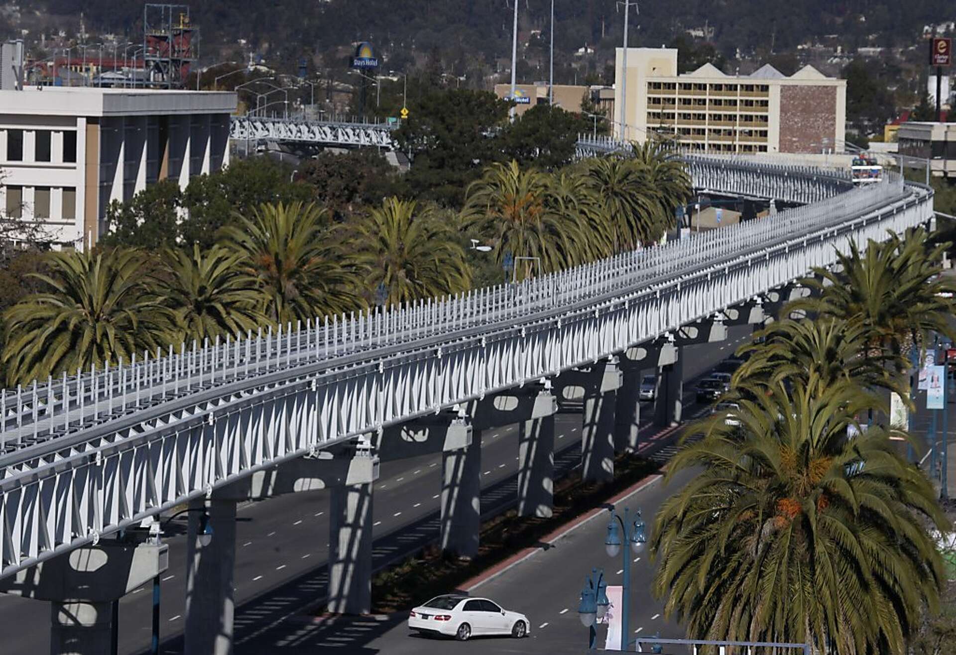Oakland airport BART tram to open in fall 2014