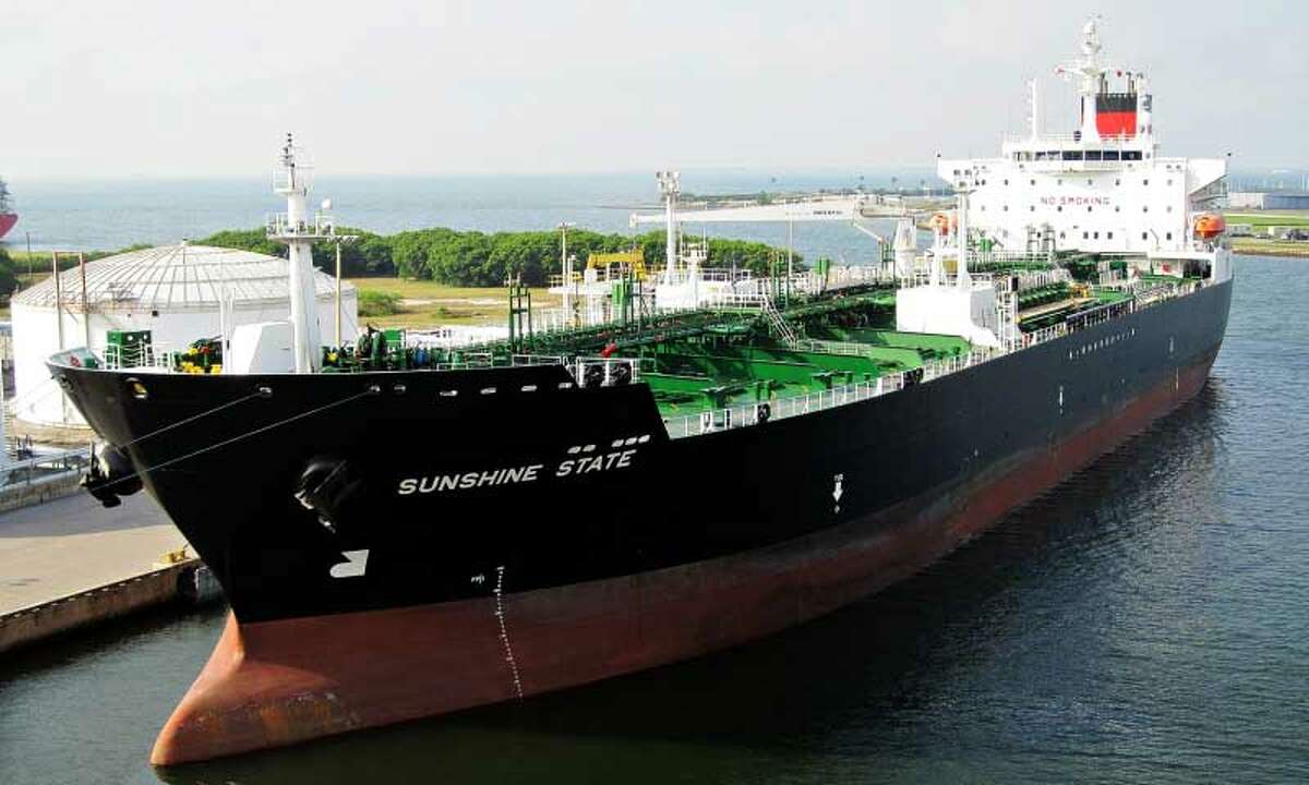 Pipeline heavyweight Kinder Morgan bulks up on tankers