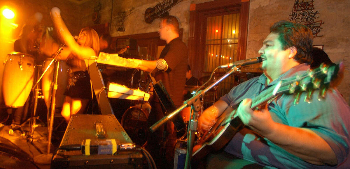 Jimmy Gonzalez y Grupo Mazz ring in New Year in S.A.