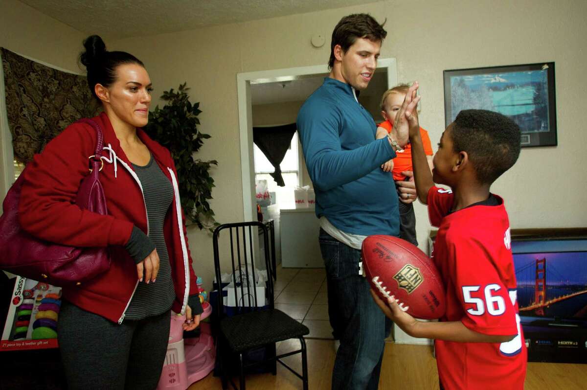 Texans' Cushing, wife play secret Santa for family