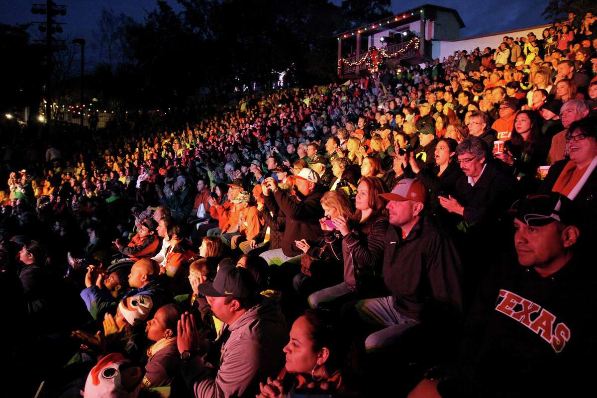Alamo Bowl fans crowd pep rally