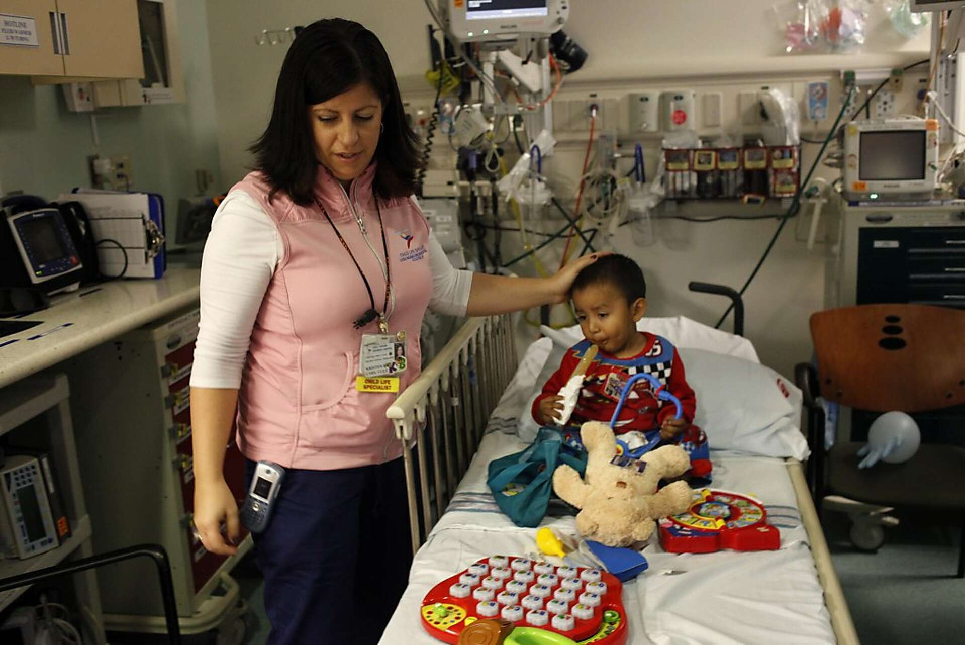 Hospitals' child life specialists help scared kids