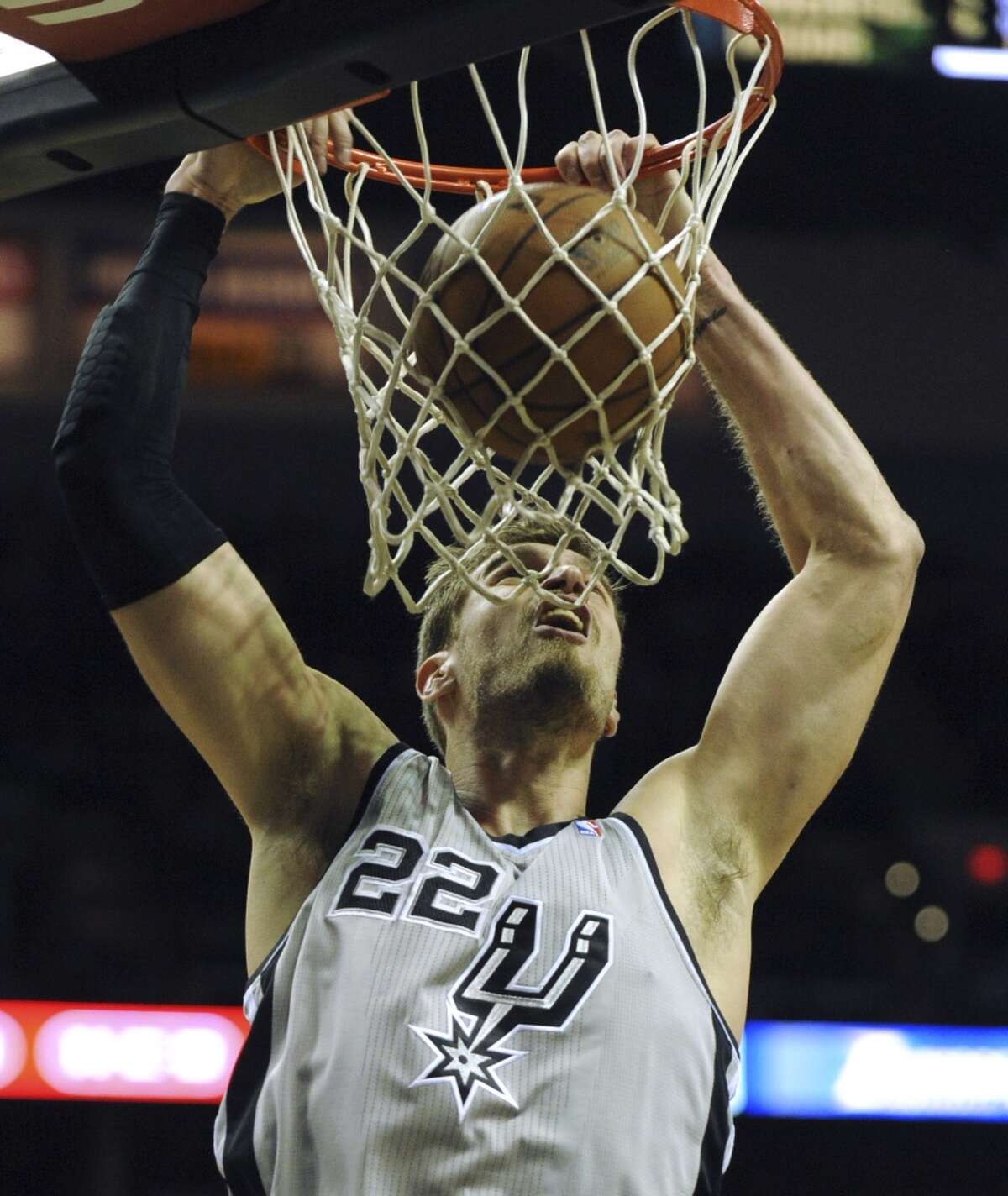 Splitter's solid night ends with sprained shoulder, to miss time