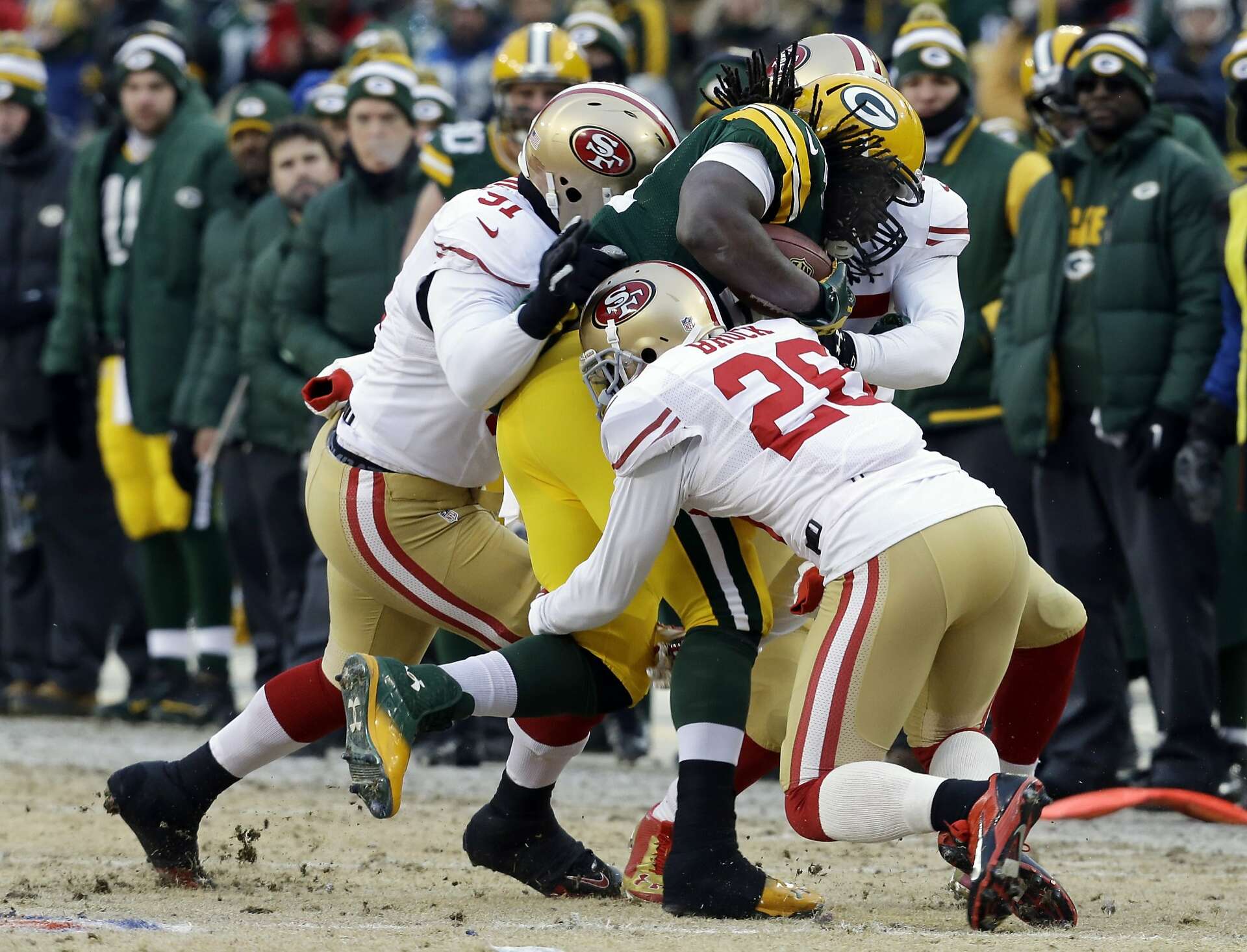 Kaepernick drives 49ers to cold win over Packers