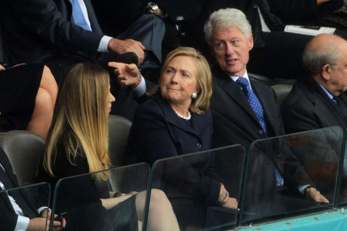 Portrait of a mystery: Where's Clinton's wedding ring?