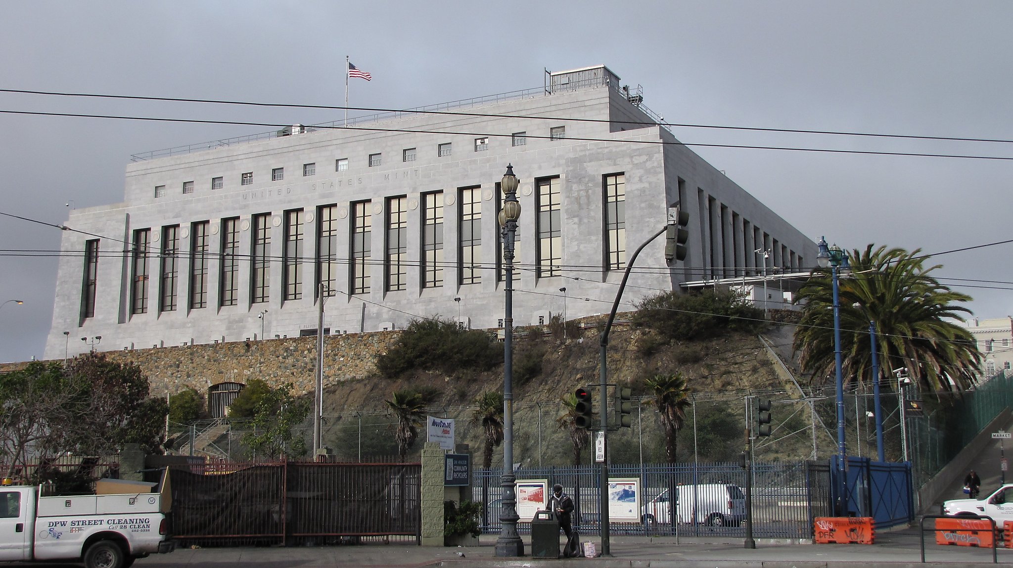 S.F. Mint shrugs off its surroundings
