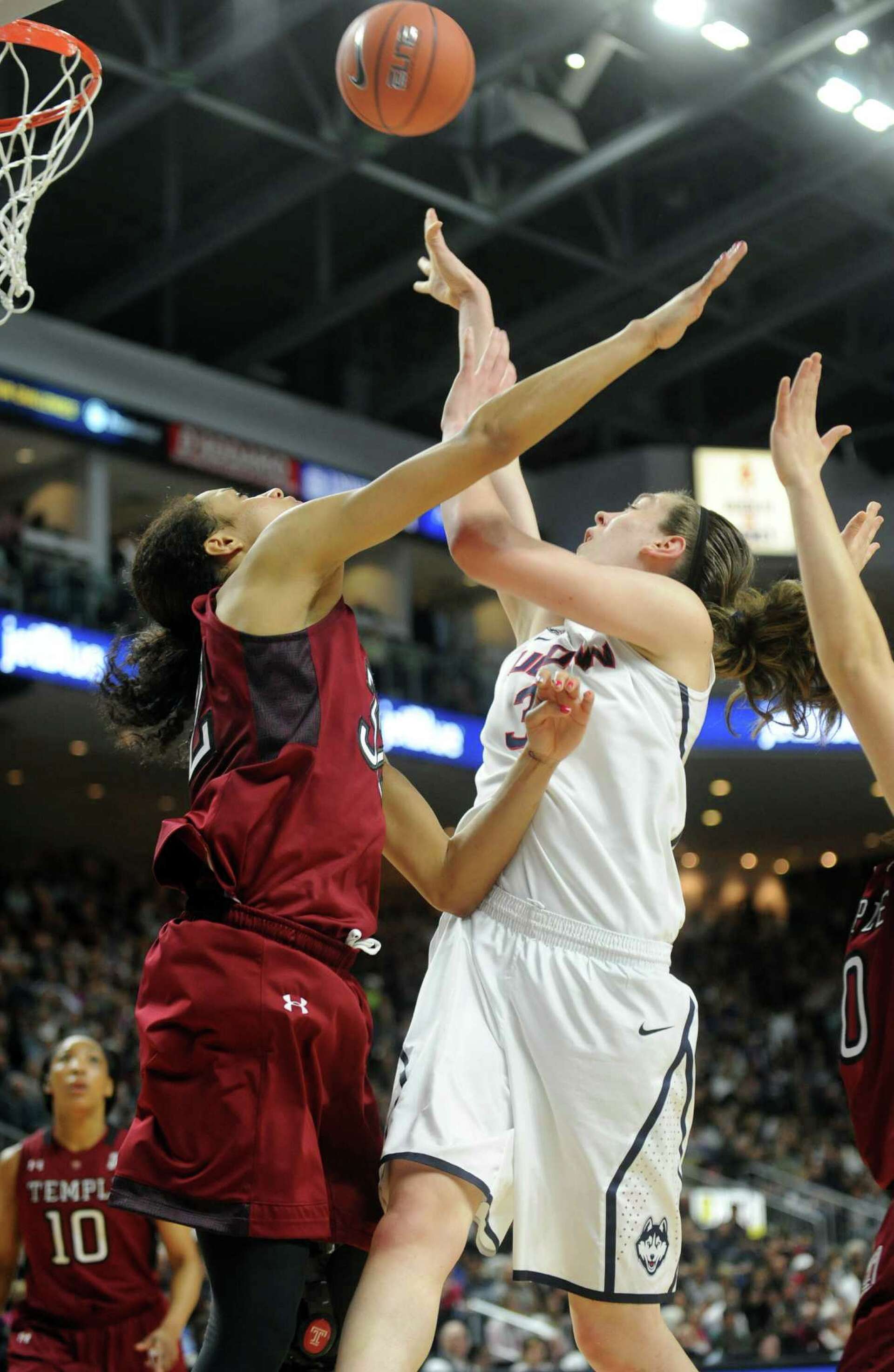Game report: Record-tying crowd for UConn women's rout at Arena