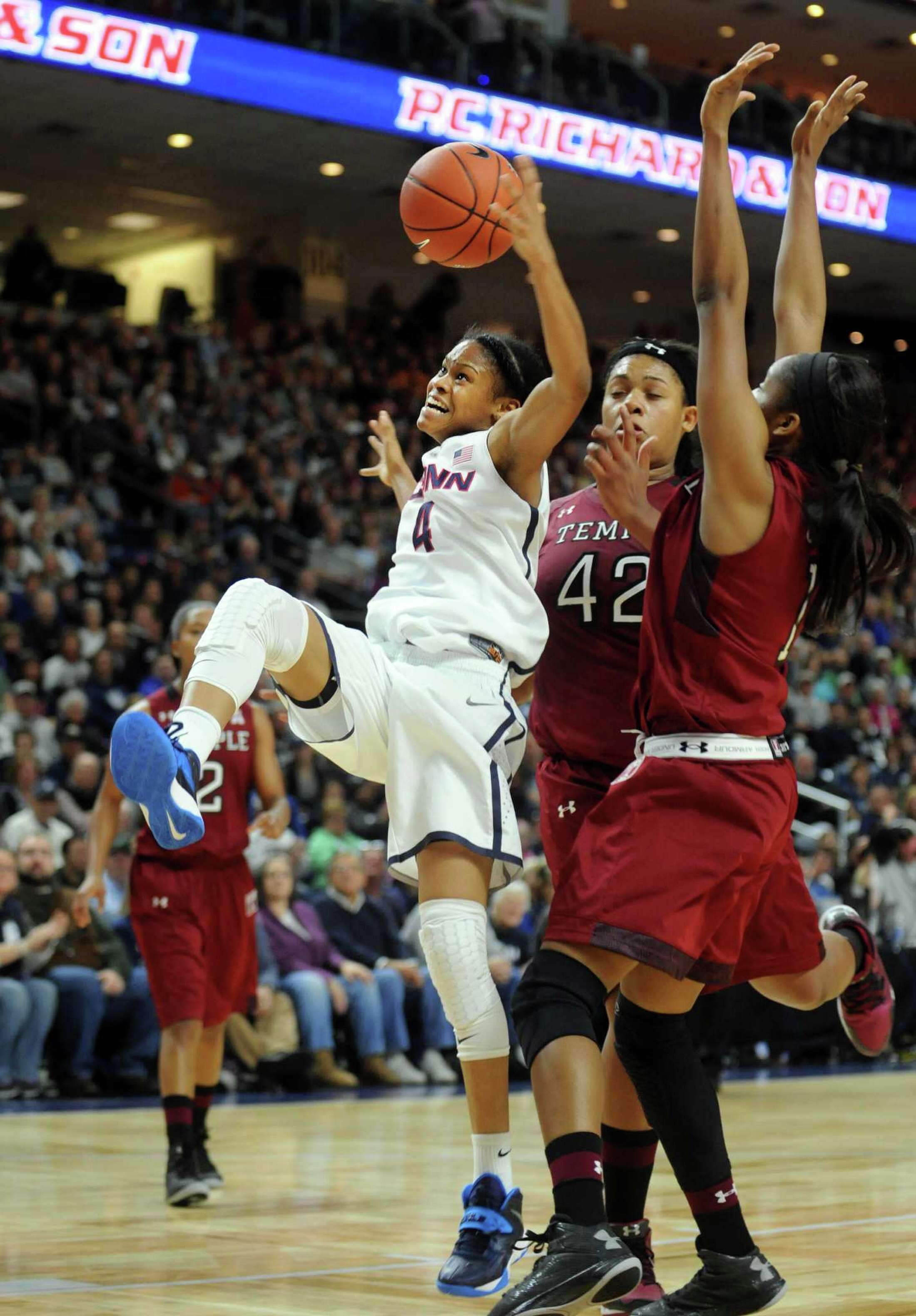 Game report: Record-tying crowd for UConn women's rout at Arena