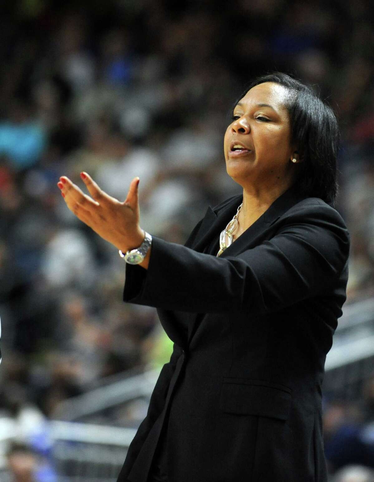 Game report: Record-tying crowd for UConn women's rout at Arena