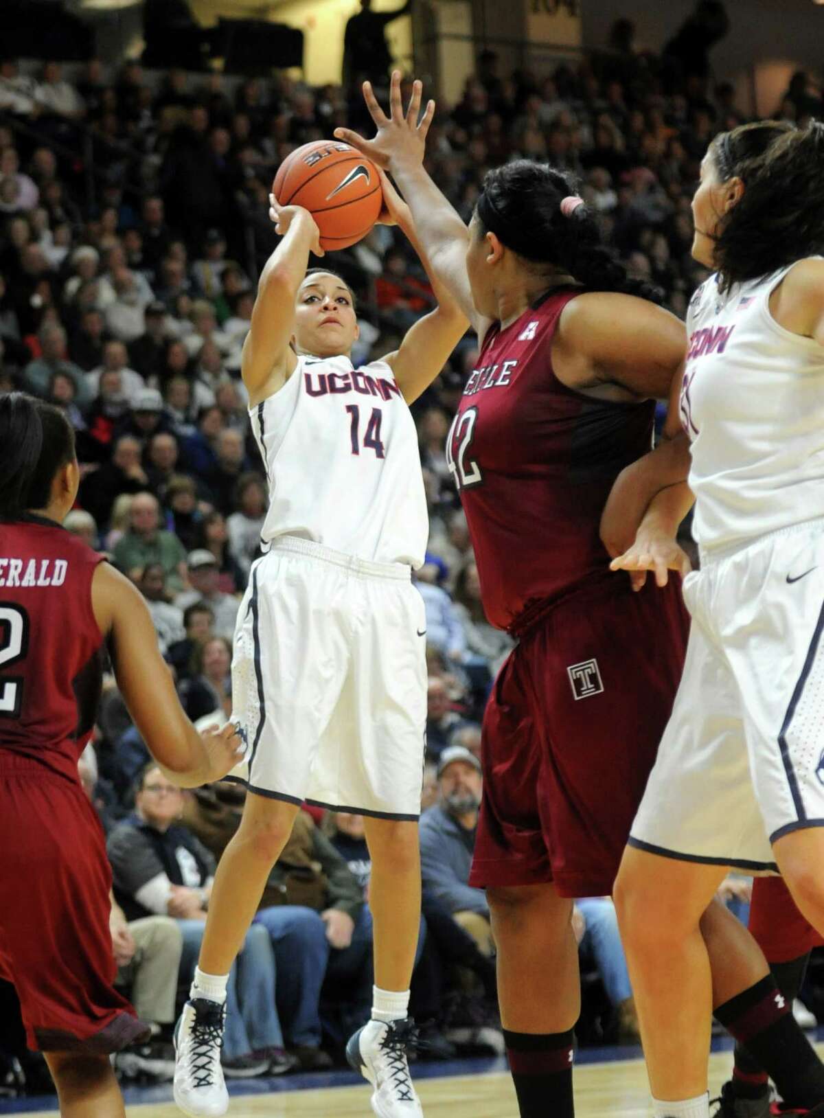 Game report: Record-tying crowd for UConn women's rout at Arena
