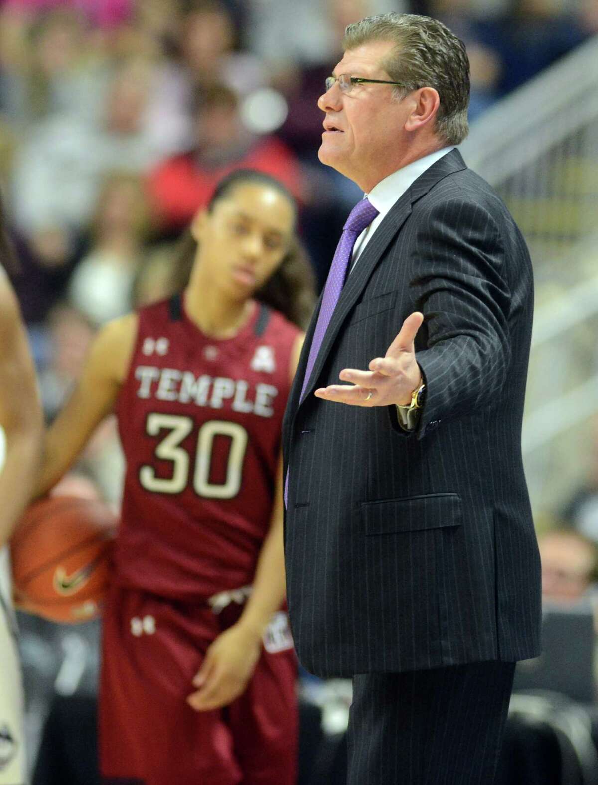 Game report: Record-tying crowd for UConn women's rout at Arena