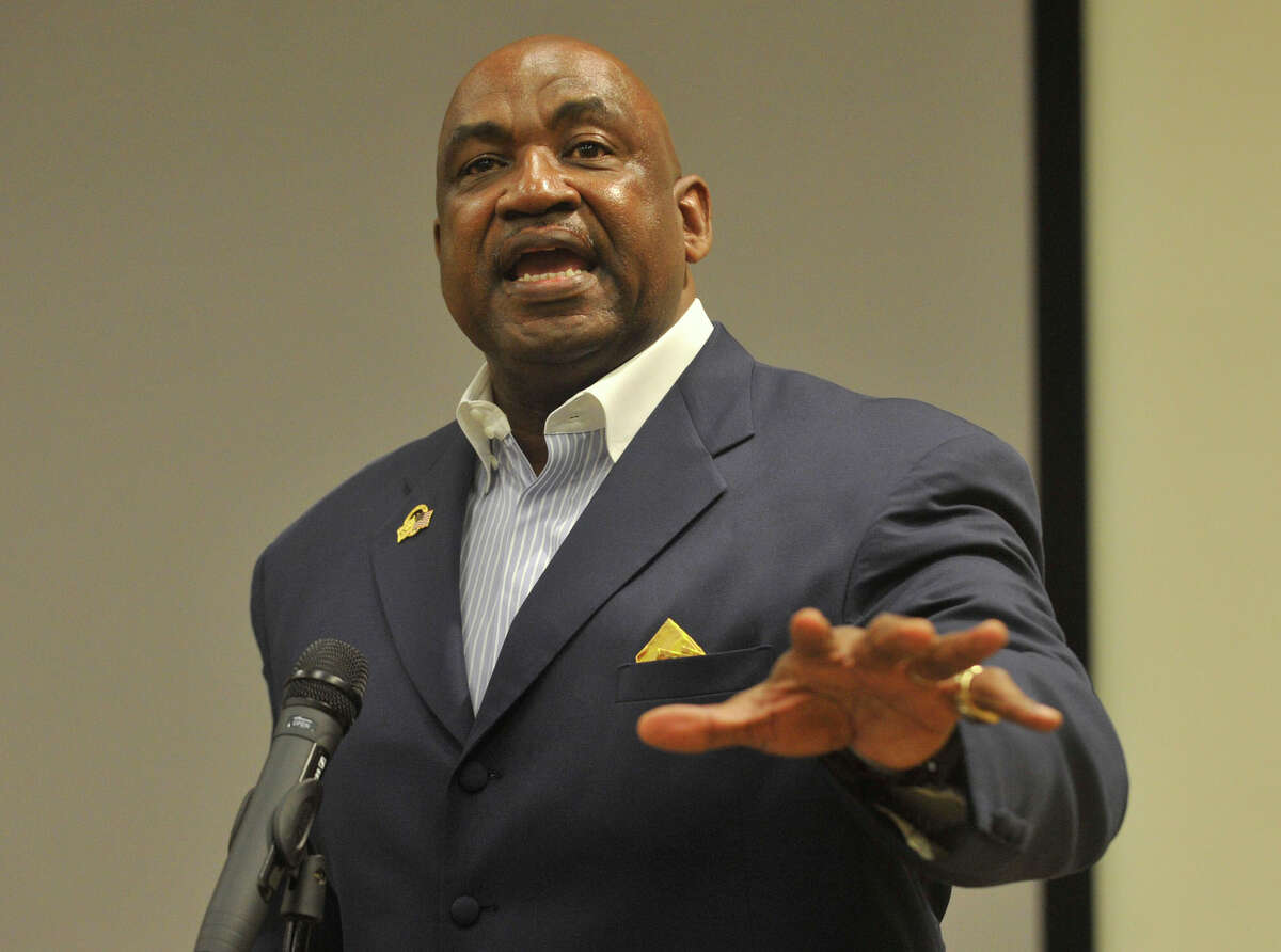 Ex-Giant Martin tackles gridiron civility