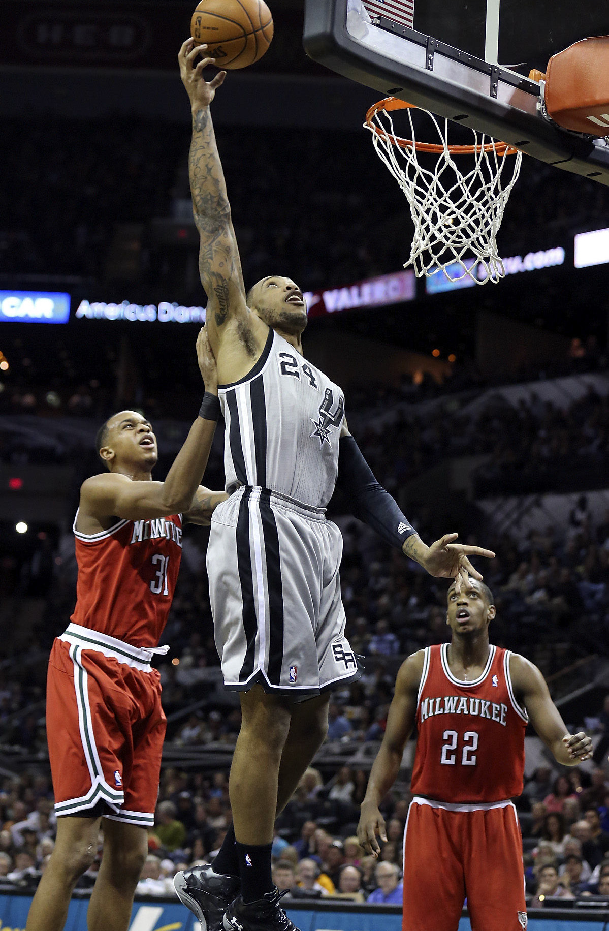 Spurs' Thomas overcomes nerves in season debut