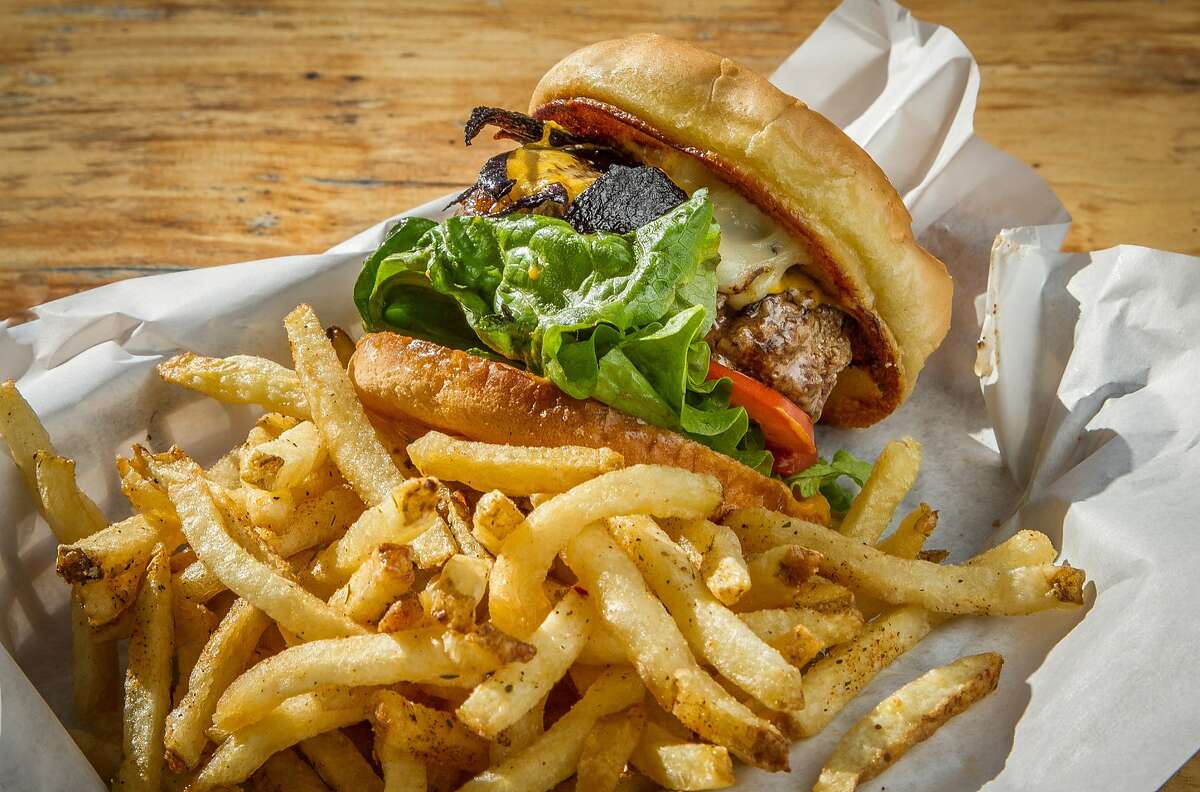 Silver Star Grill & Gallery, Half Moon Bay: Seafood, burgers