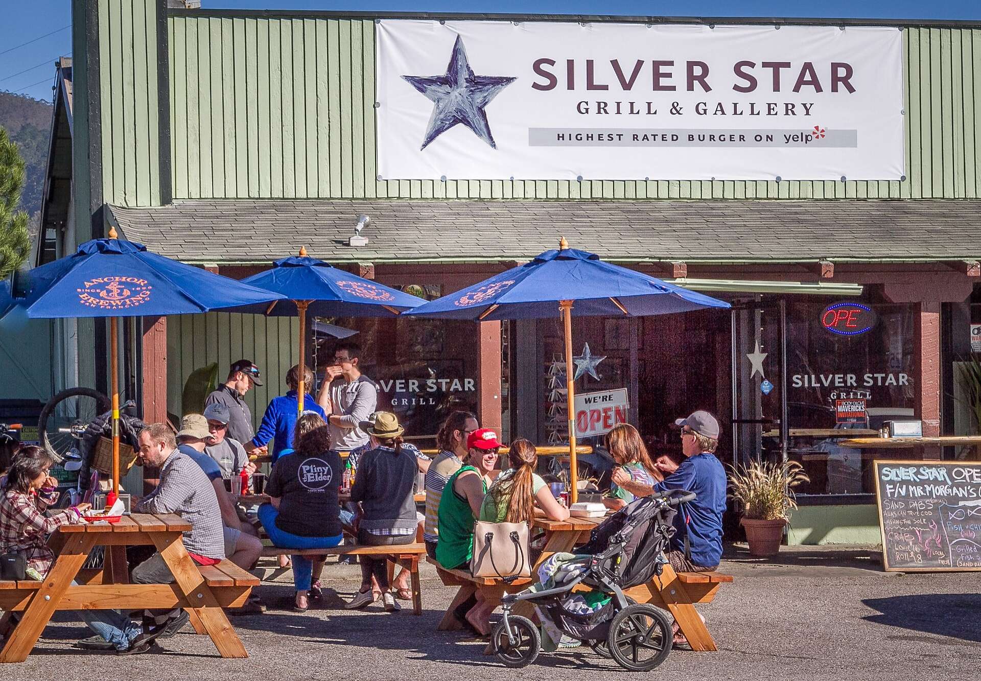 Silver Star Grill & Gallery, Half Moon Bay: Seafood, burgers