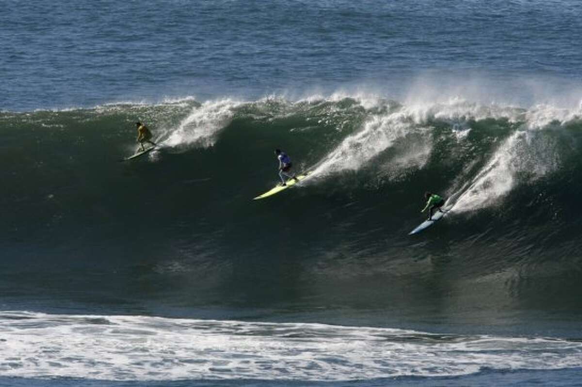 Big waves lure surfers to Mavericks competition