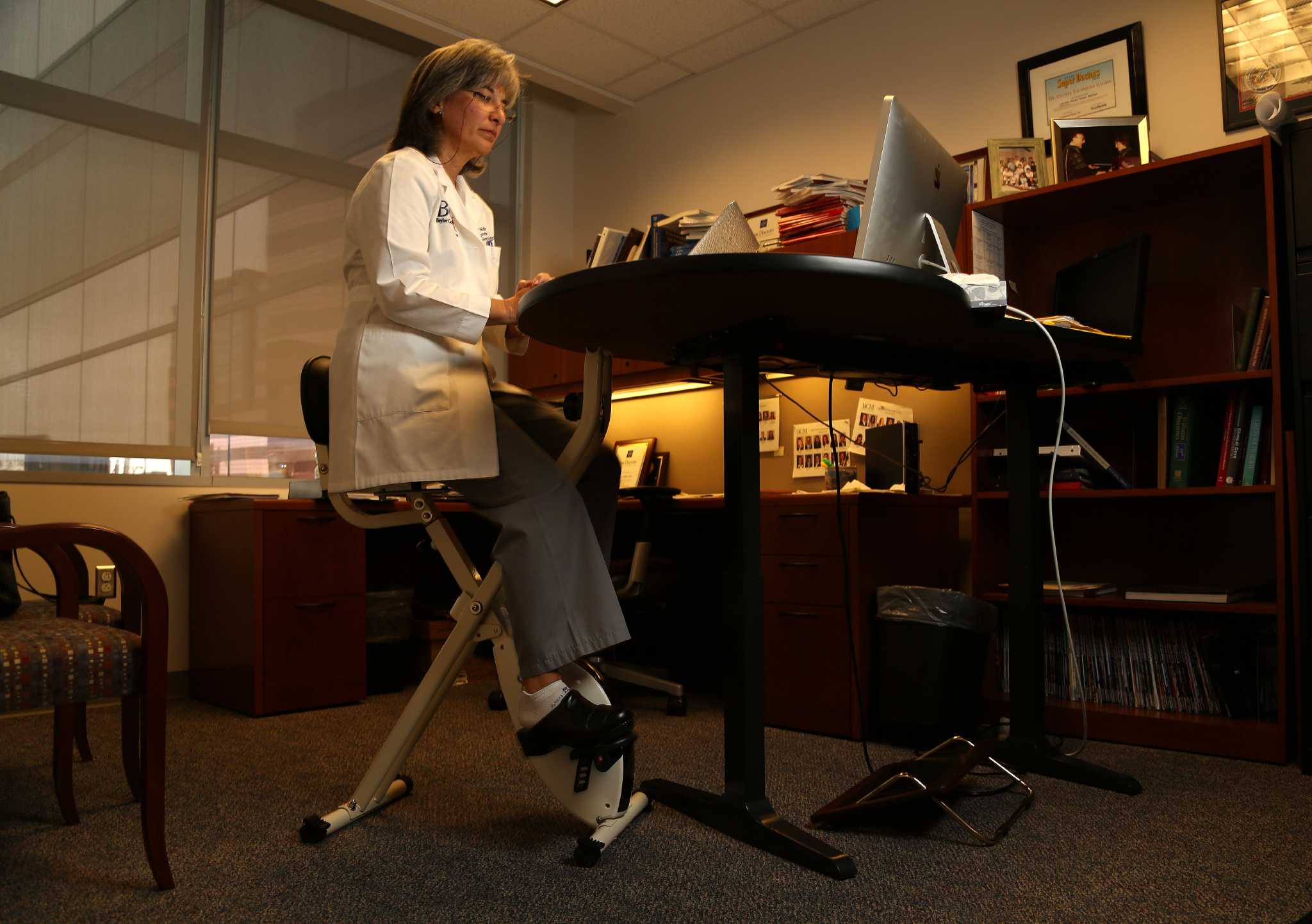 Desks that allow standing and moving improve health