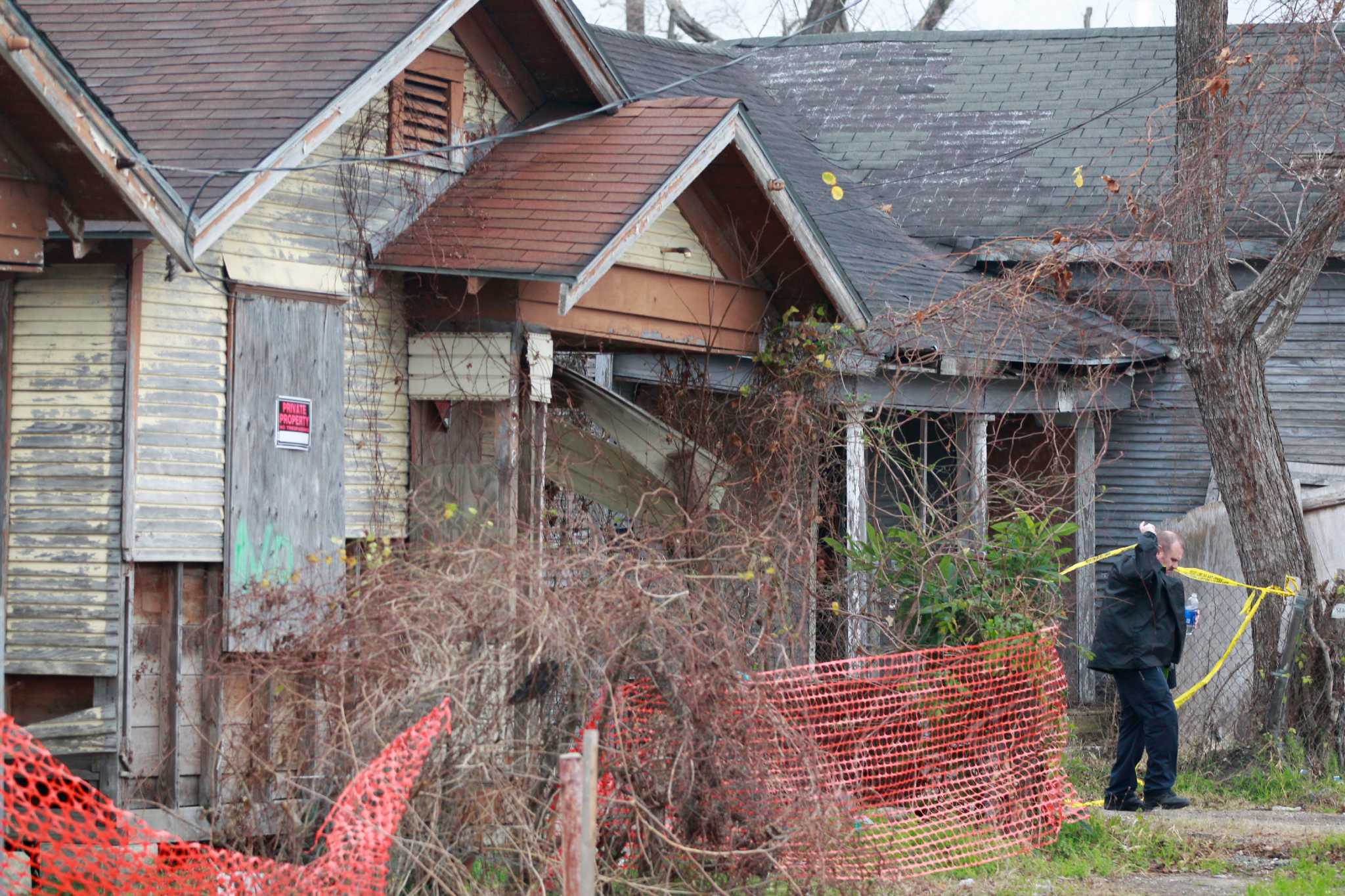 Woman found dead in vacant home in south Houston