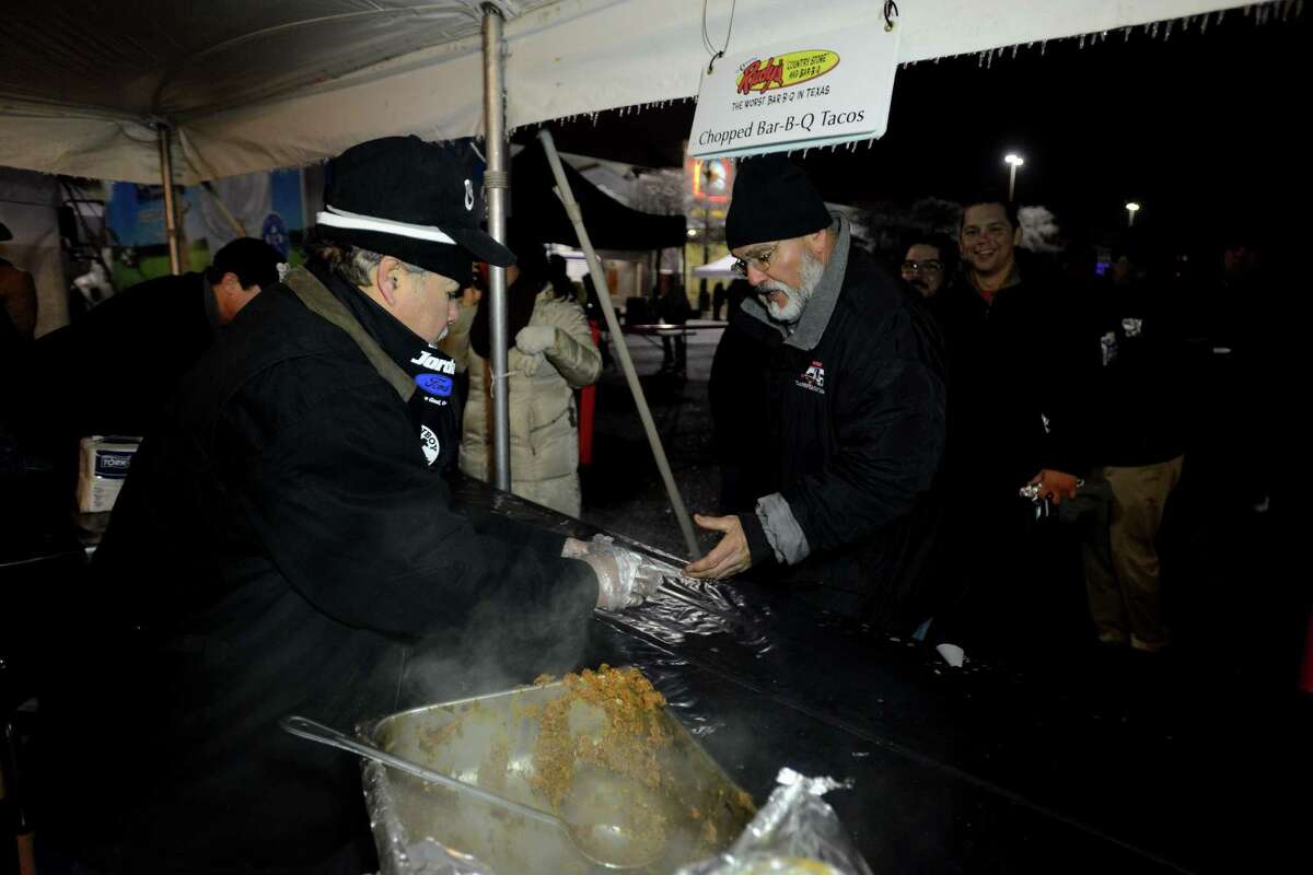 Thousands brave cold for Cowboy Breakfast