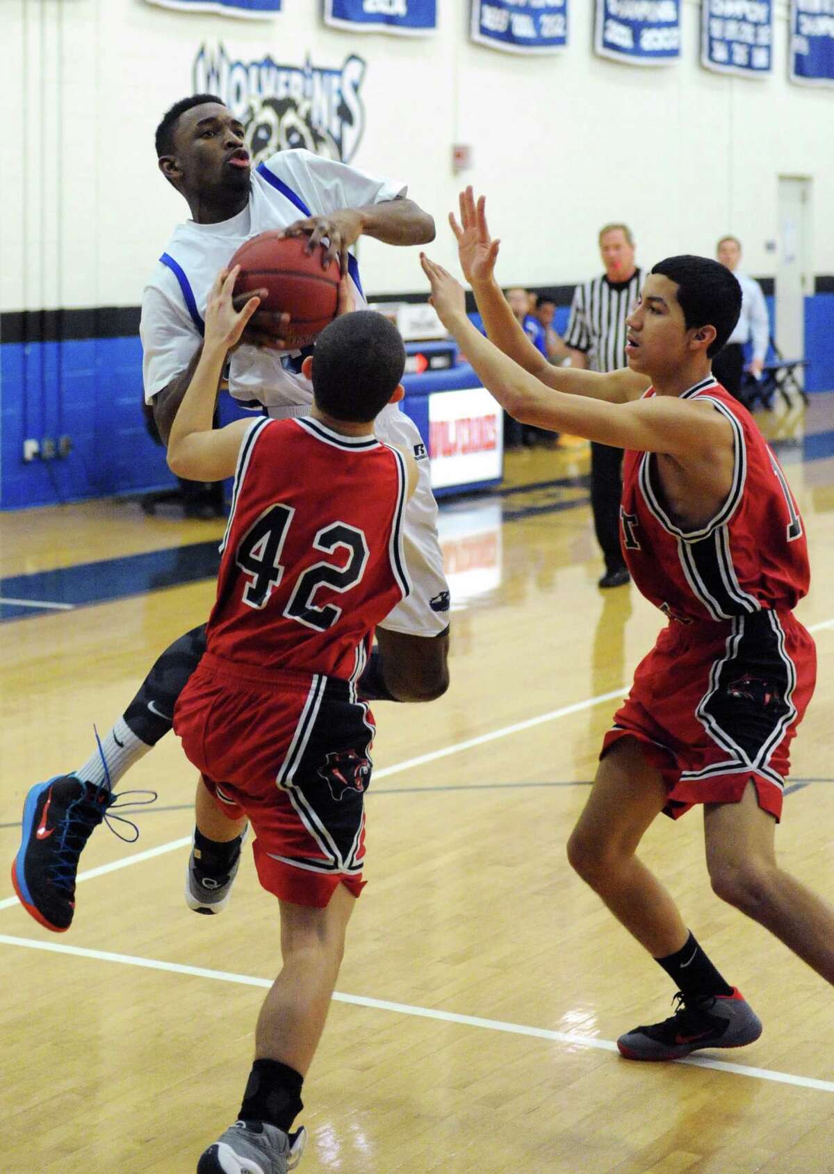 Balanced scoring leads Abbott Tech boys basketball past Platt Tech
