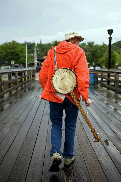 Ronstadt, others honor Pete Seeger's legacy of activism