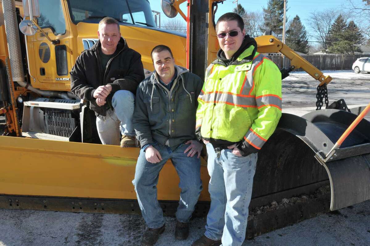 DOT workers save 2 from from burning car