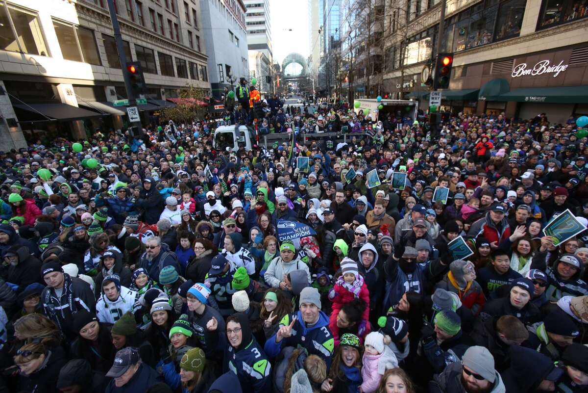 Seahawks fans brave freezing temperatures for victory parade