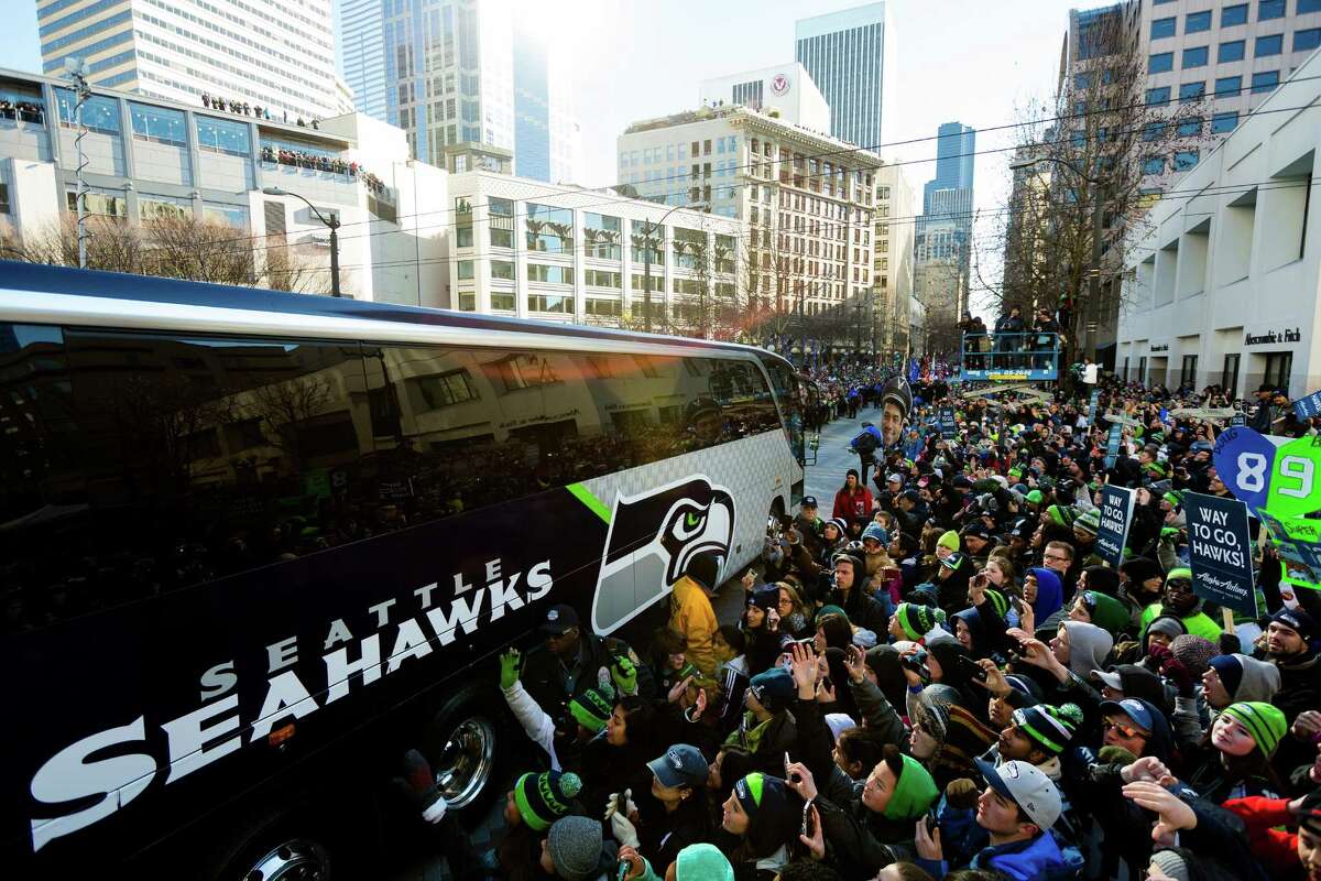 Seahawks fans brave freezing temperatures for victory parade