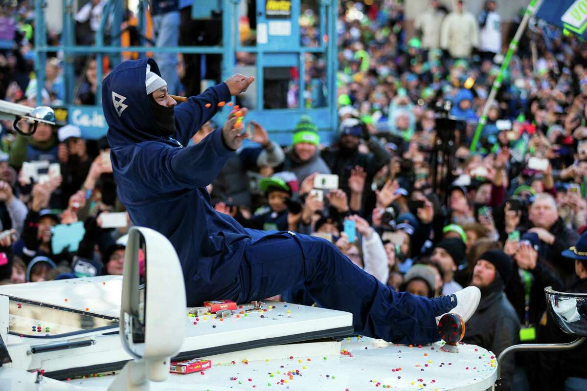 Seahawks fans brave freezing temperatures for victory parade