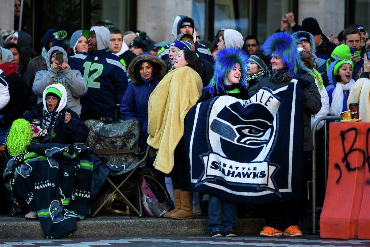Seahawks fans brave freezing temperatures for victory parade