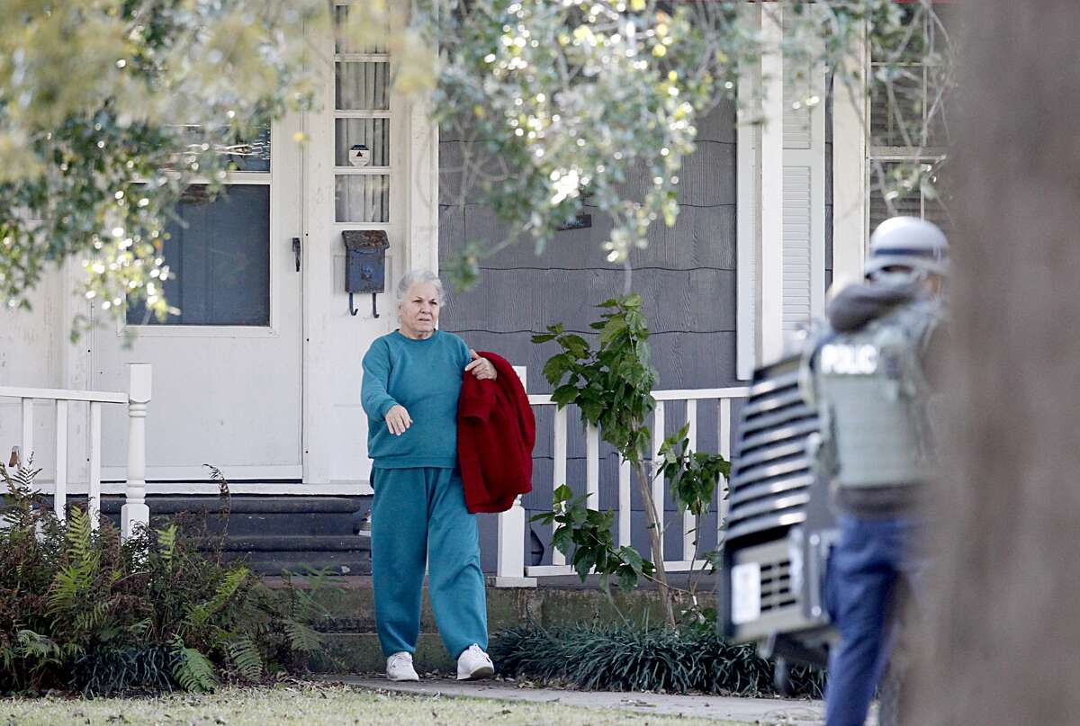 Police: La Marque woman held husband hostage