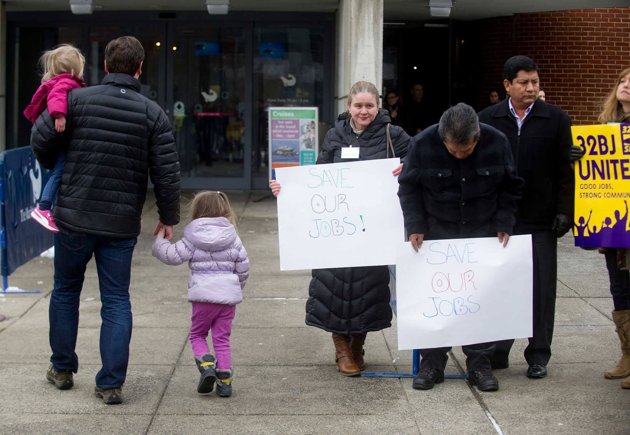 Workers picket Maritime Aquarium in Norwalk