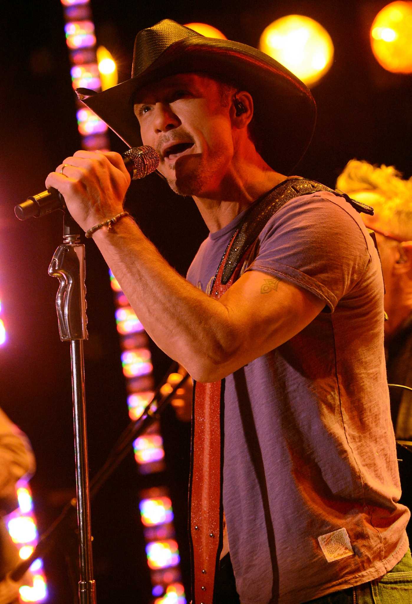 Tim McGraw fires it up at San Antonio Rodeo