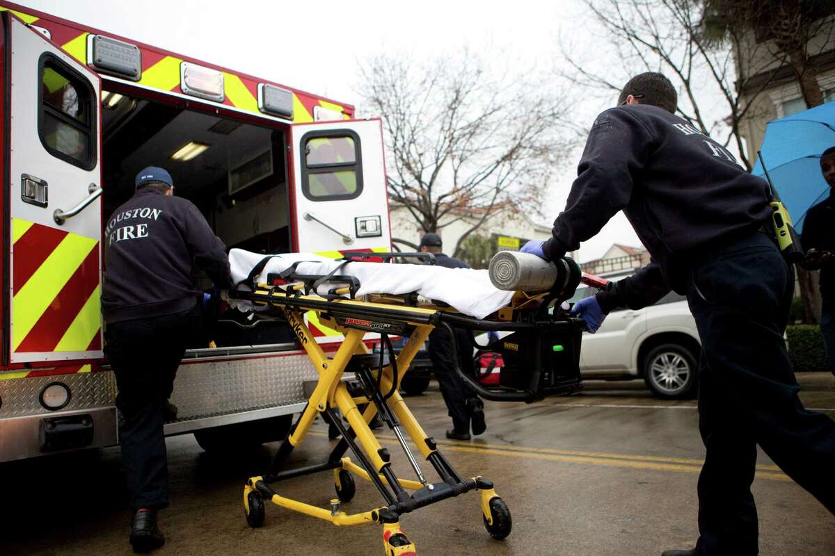 Off-duty officer kills suspect in Houston apartment