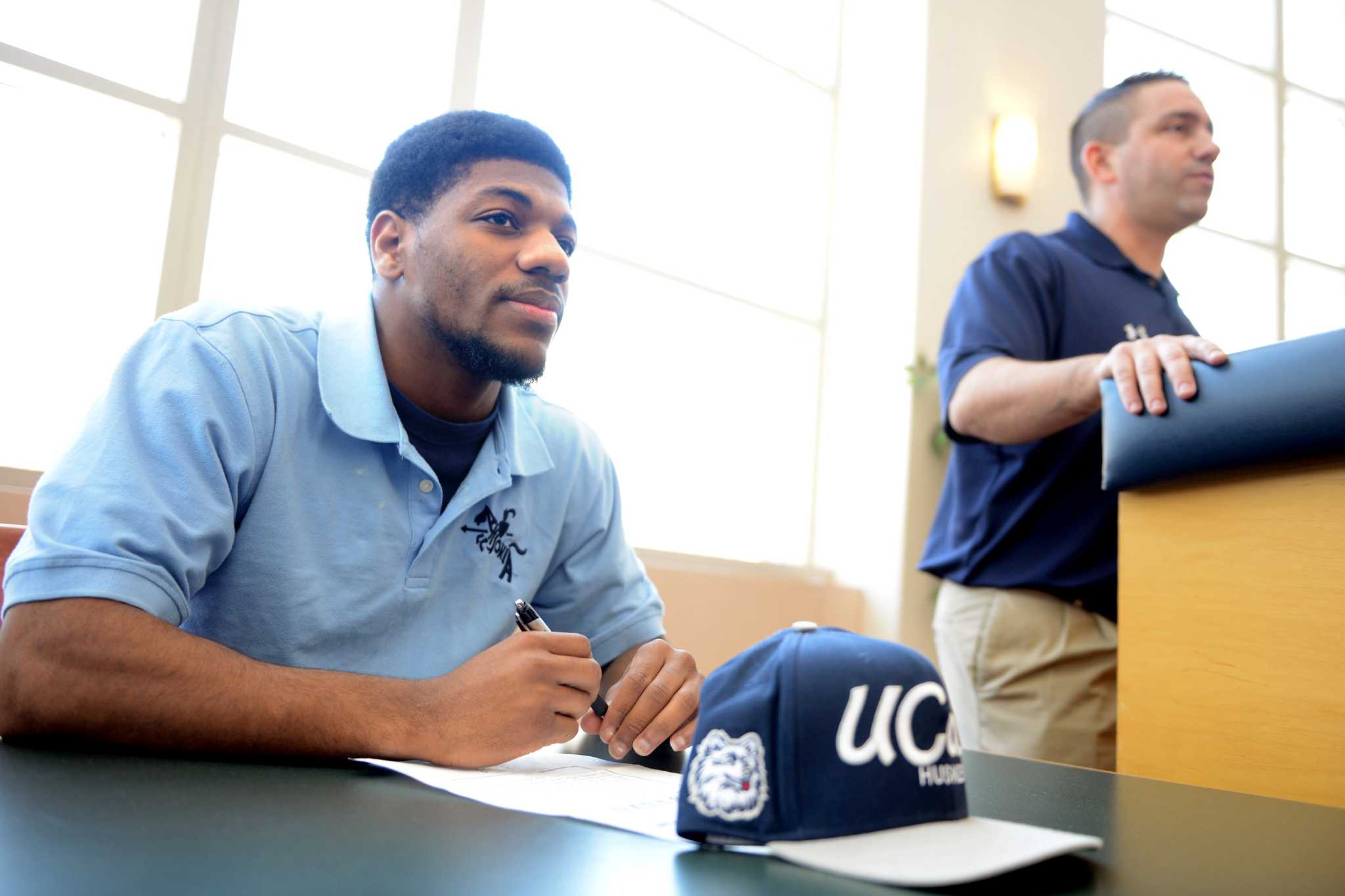 Newsome officially signs on with Huskies