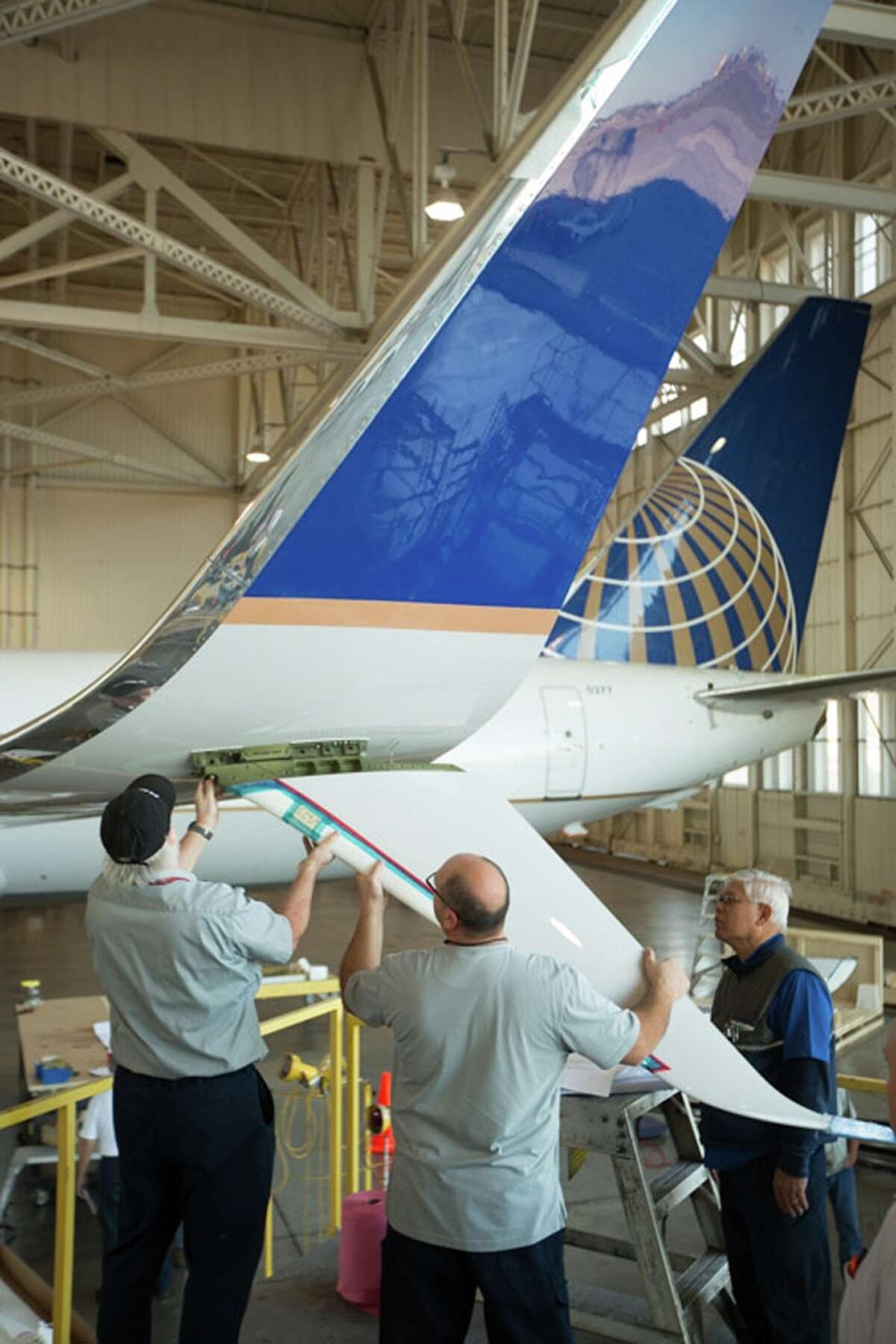 First plane with United's advanced winglet technology takes off from ...