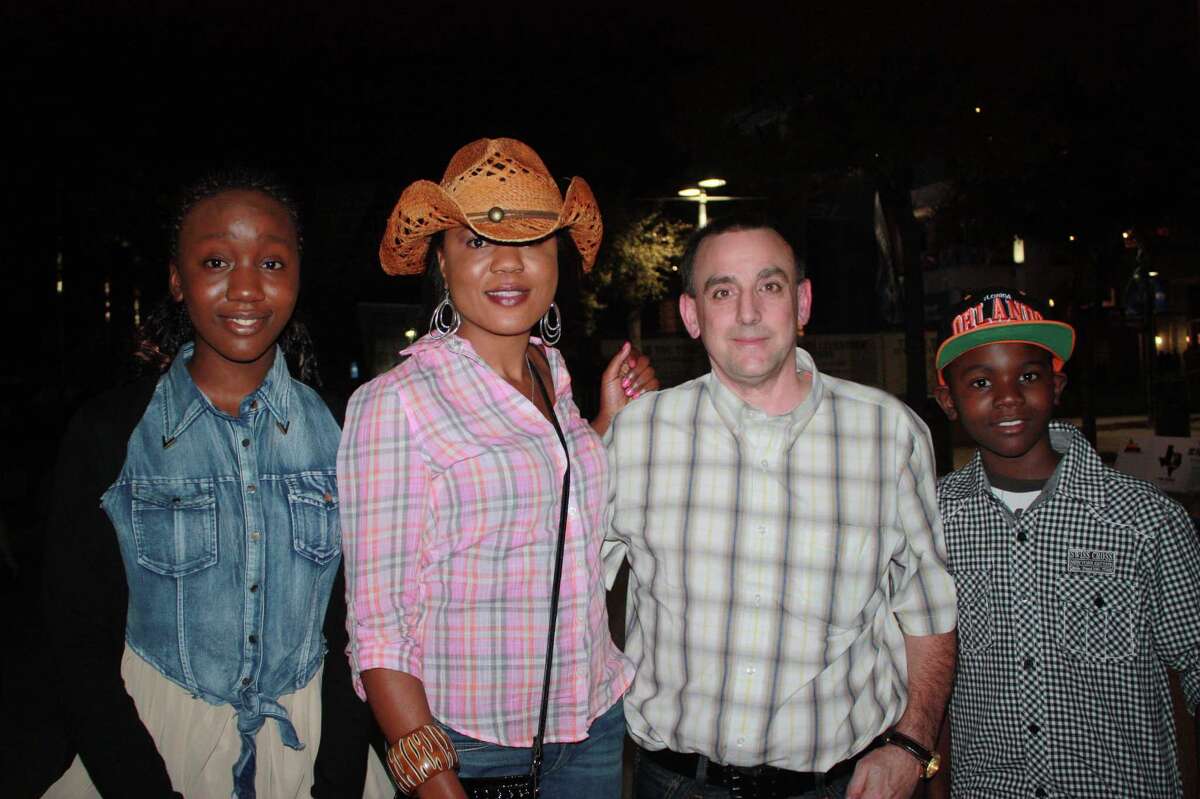 mySpy: Rodeo goers enjoy Pitbull at the rodeo