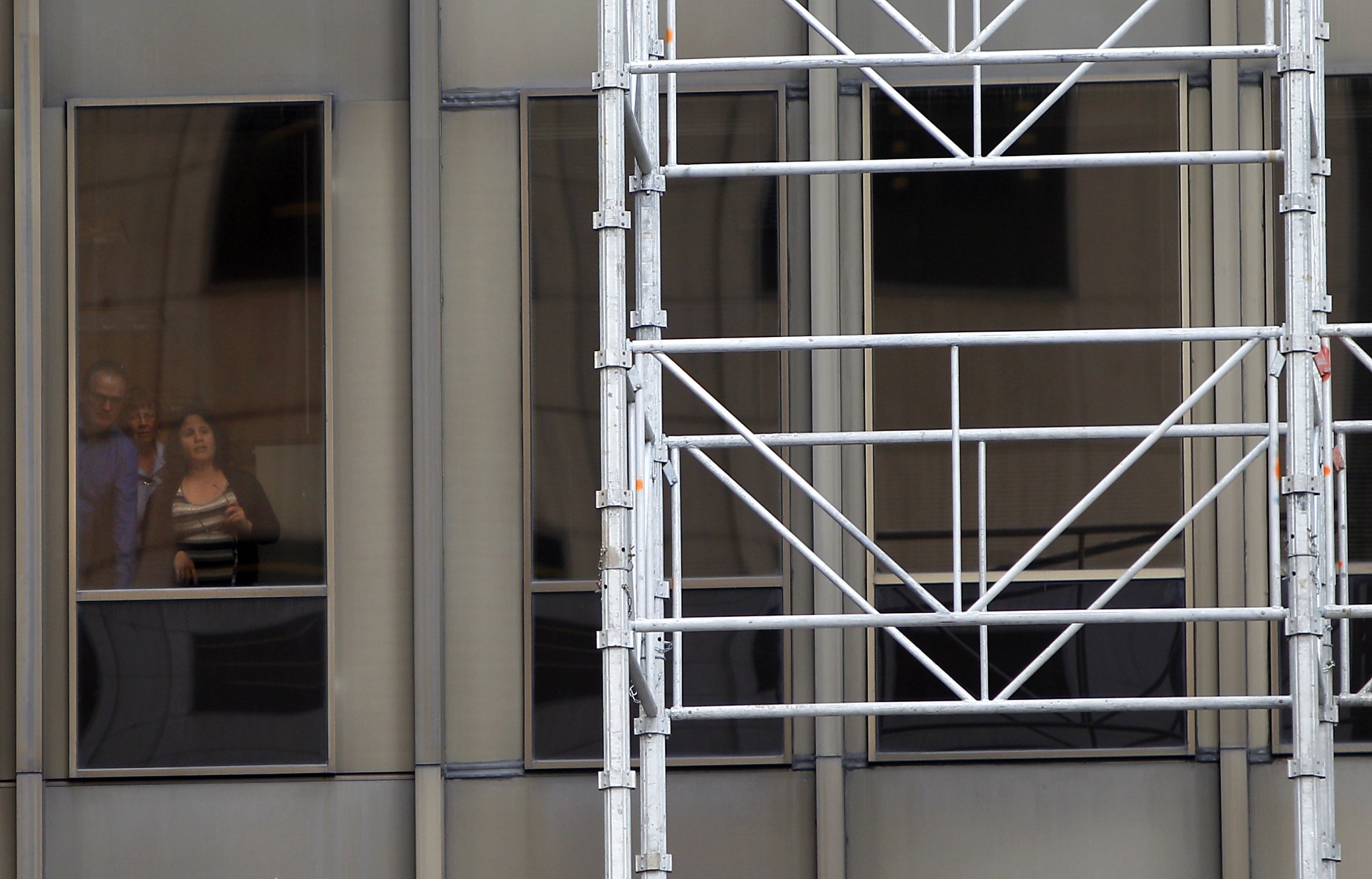 Fall from rising S.F. skyscraper injures 2