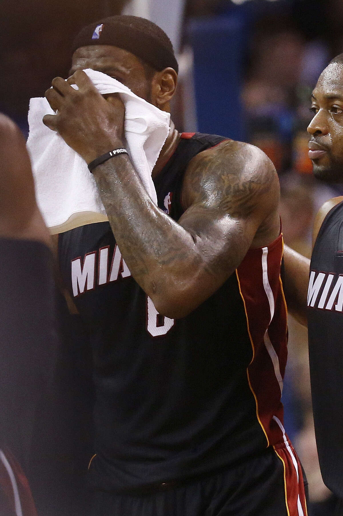 NBA Roundup: James bloodied, but Heat top OKC