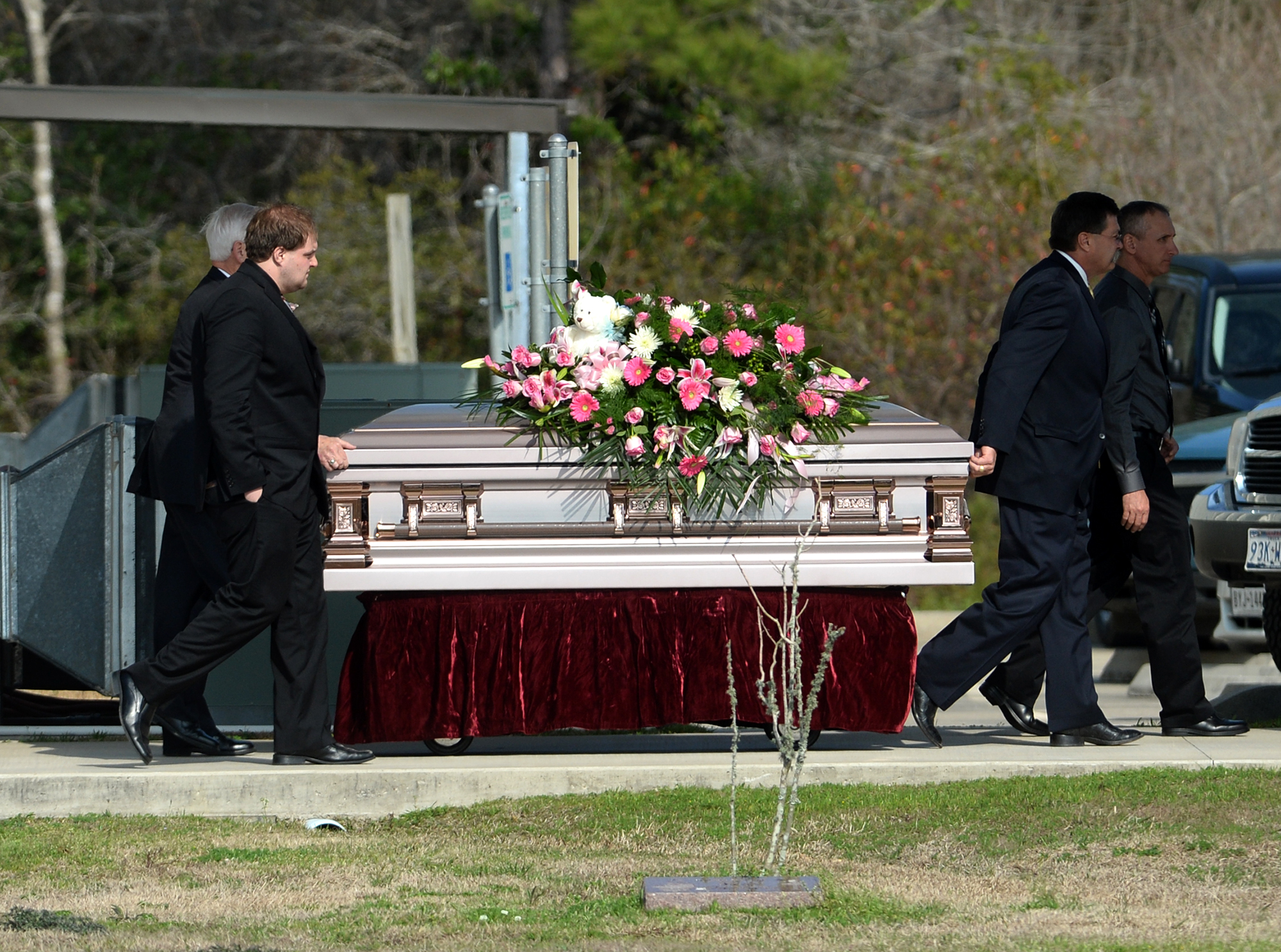 Hundreds mourn loss of sisters, unborn child