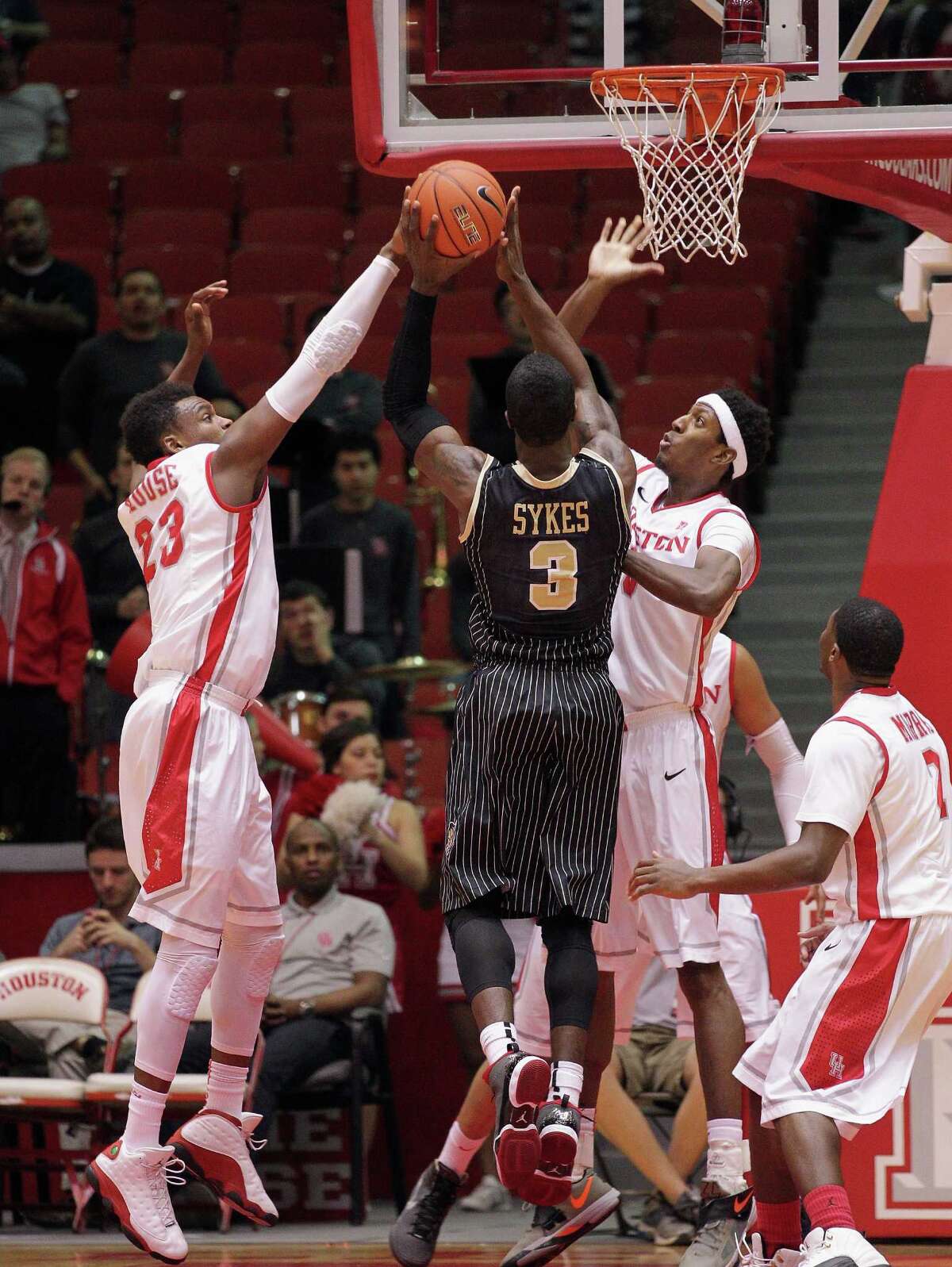 Thomas, bench brigade key UH's win over Central Florida