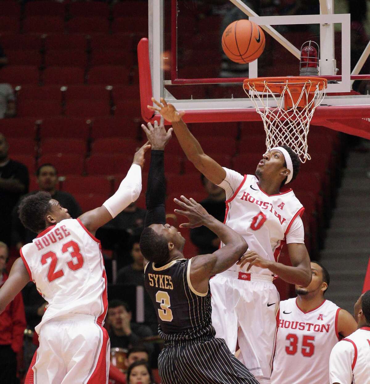 Thomas, bench brigade key UH’s win over Central Florida