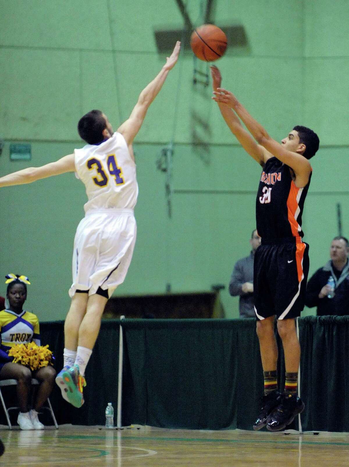 Flying Horses use big run to reach semifinals